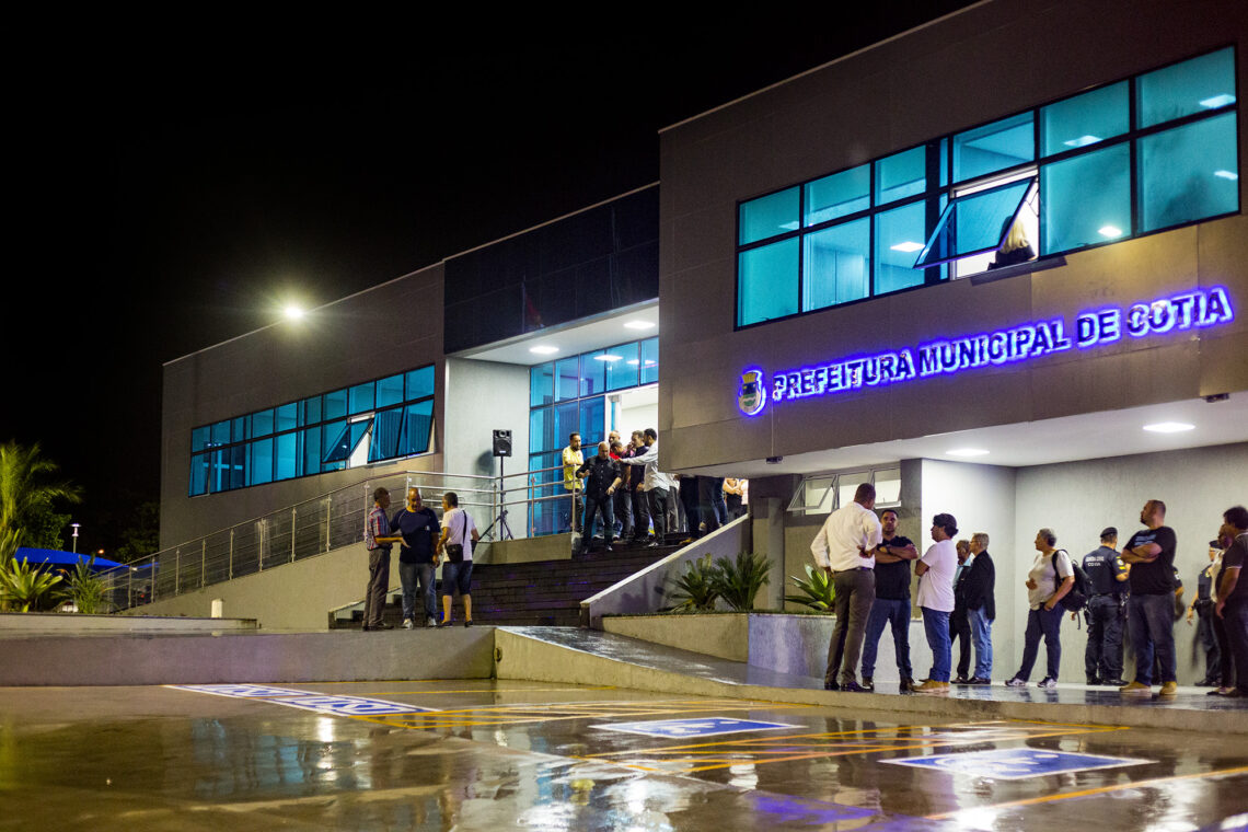 Prefeitura reabre as portas da sede do governo municipal que ficou ...