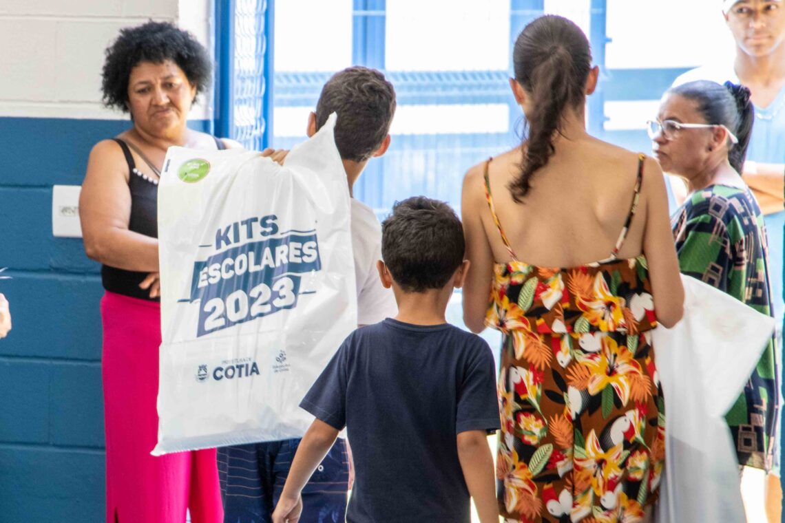 Prefeitura inicia a entrega do material escolar para o 2º semestre letivo - Prefeitura de Cotia